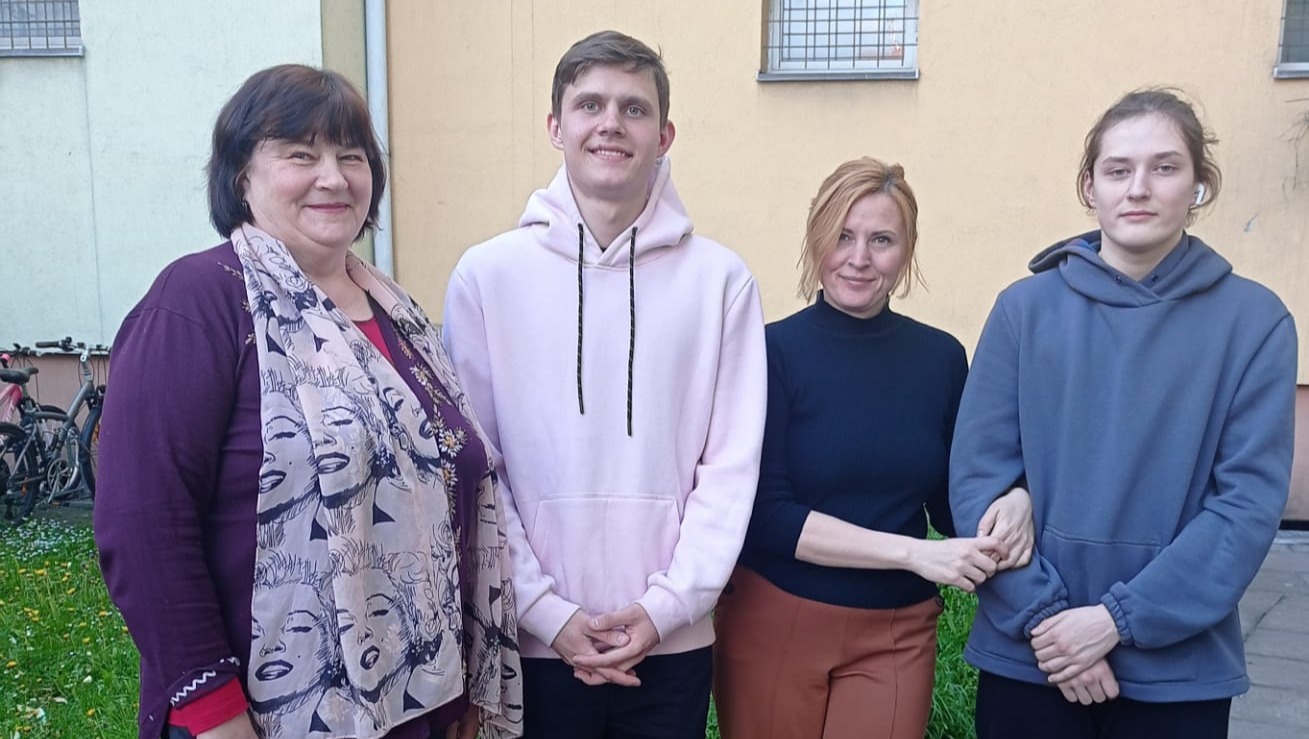 Fundraiser by Iryna Burygina : Help the Rudenko family settle in Canada