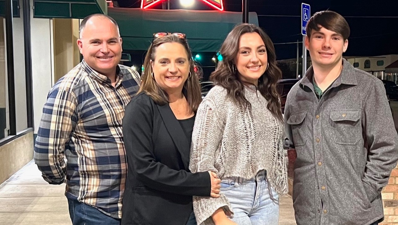 Fundraiser by Dee Ann Emery : Kristi McLaughlin and family