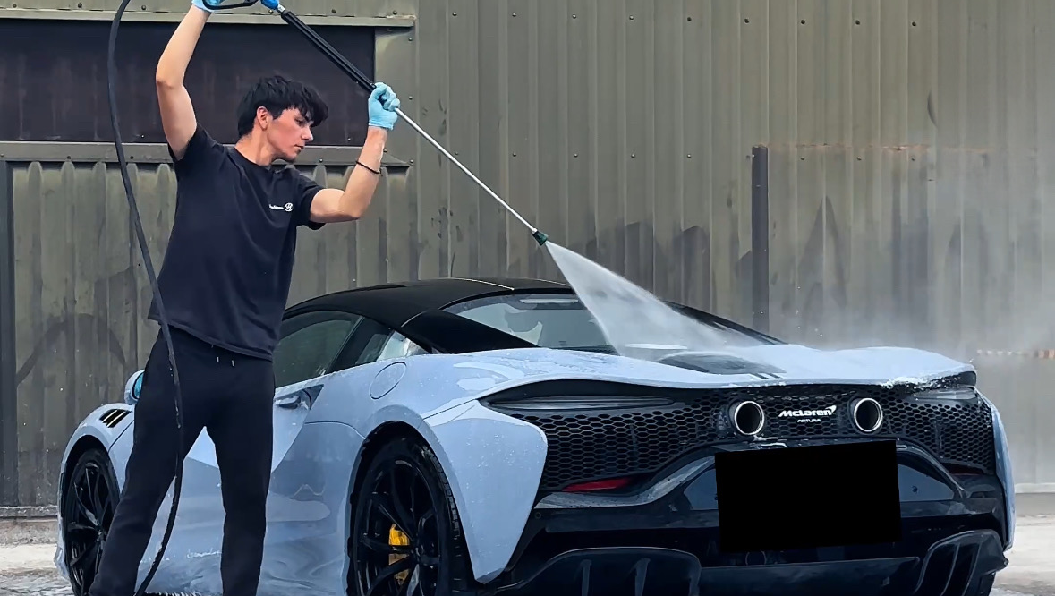 Fundraiser for Alex Roscoe by erin amatt : Help Alex get back in business