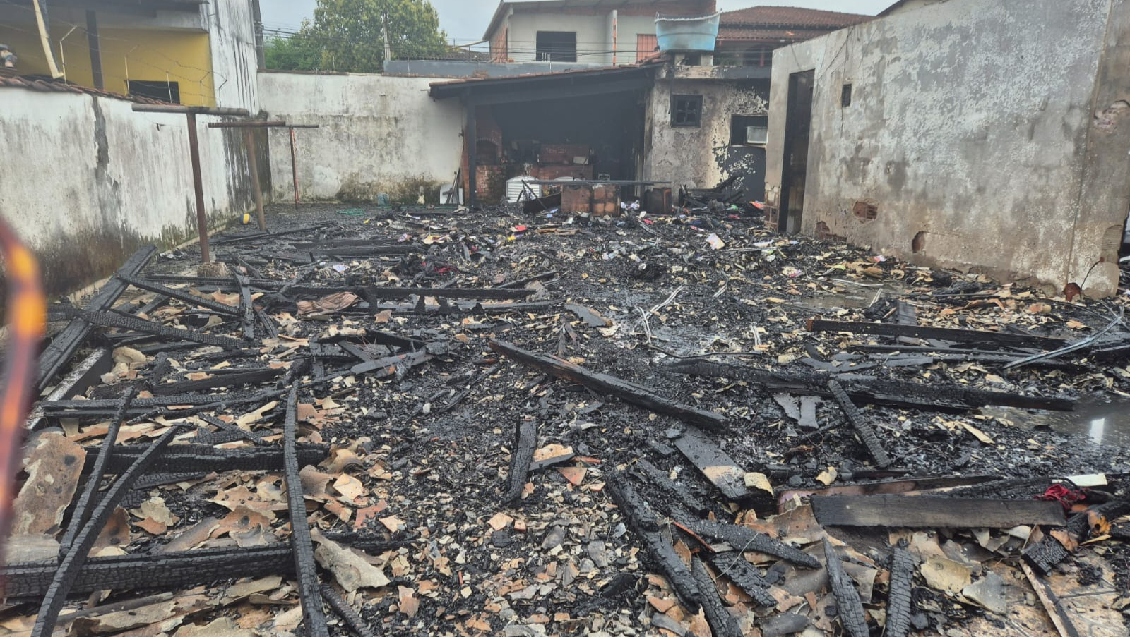 Fundraiser by Rafael Ochsendorf : Michelle and family to rebuild their burned down home